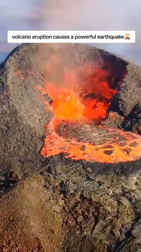 volcano eruption causes a powerful earthquake🌋l'éruption d'un volcan ...