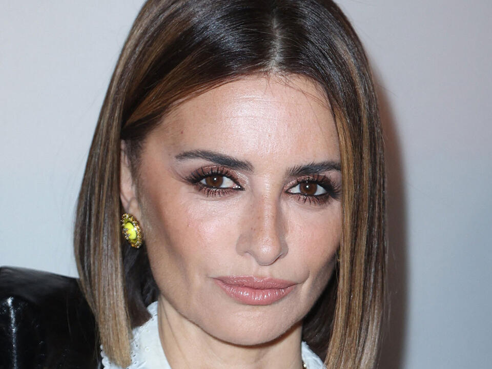 Penélope Cruz, 49, Turns Heads In Paris In A Leather Skirt Suit For The ...