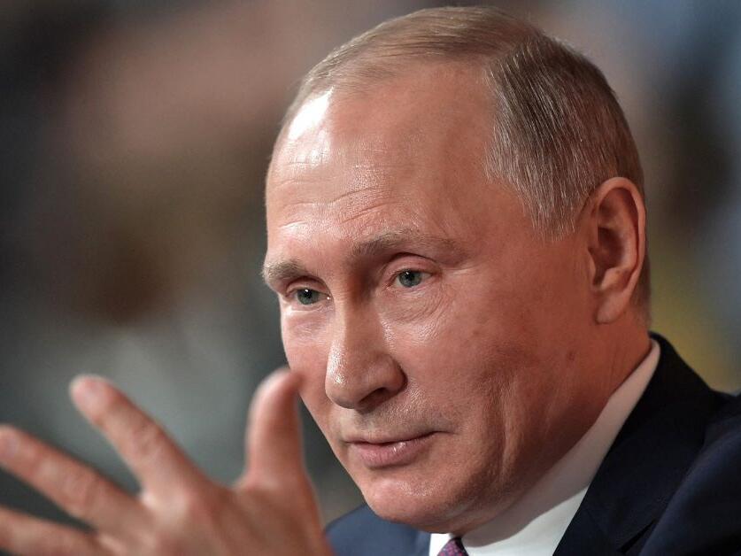 Paranoid Vladimir Putin Has Four Doctors and 111 Guards on Alert at His ...