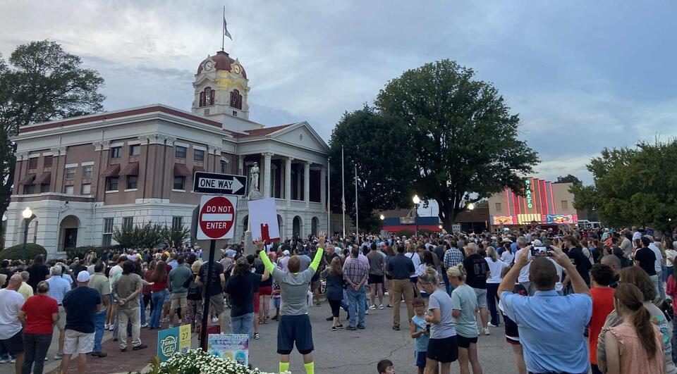Faith and Reflection: Thousands Gather at White County Courthouse in ...