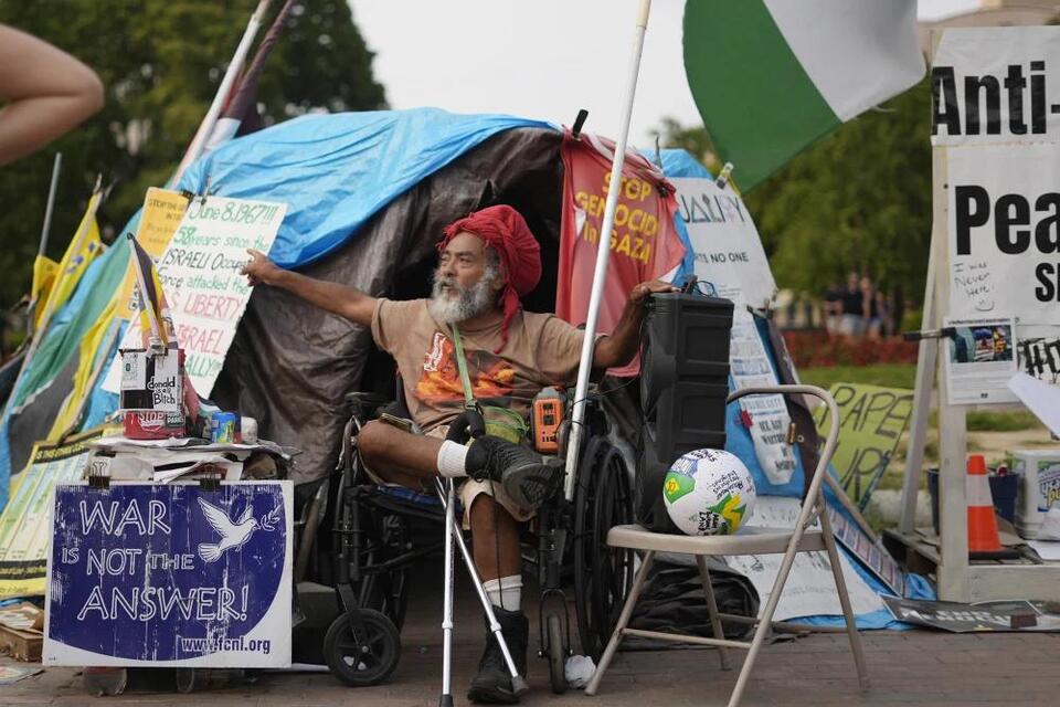 A decadeslong peace vigil outside the White House is dismantled after ...