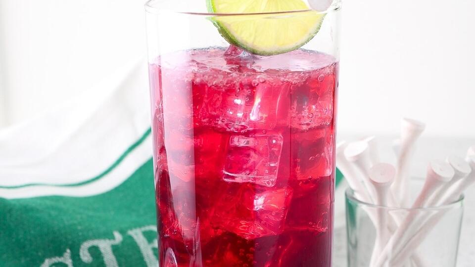 Beat the Heat With This 4-Ingredient Fizzy Vodka Grape Cocktail - NewsBreak