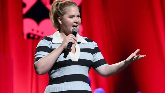 Amy Schumer Unveils Stunning Weight Loss By Stuffing Herself Into A ...