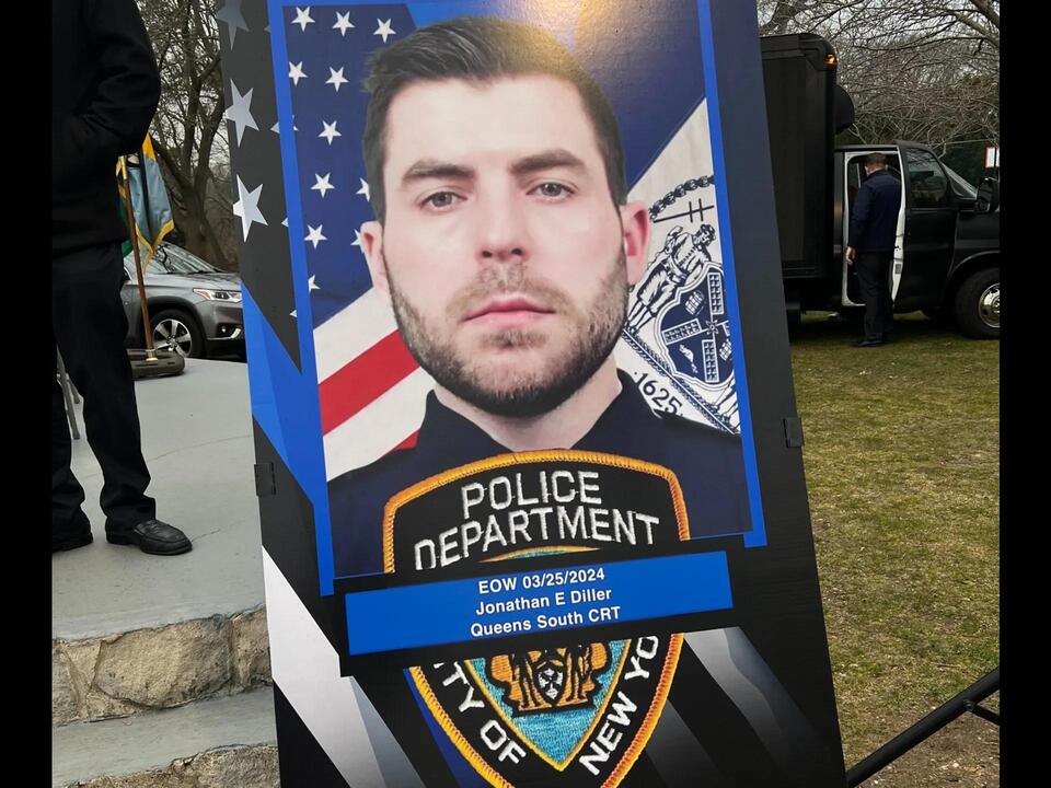 'He died being a hero': Emotional vigil held on LI honoring fallen NYPD ...