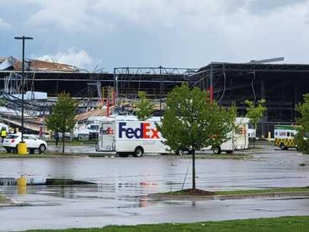 Midwest tornadoes destroy homes in mobile home park, trap people in ...