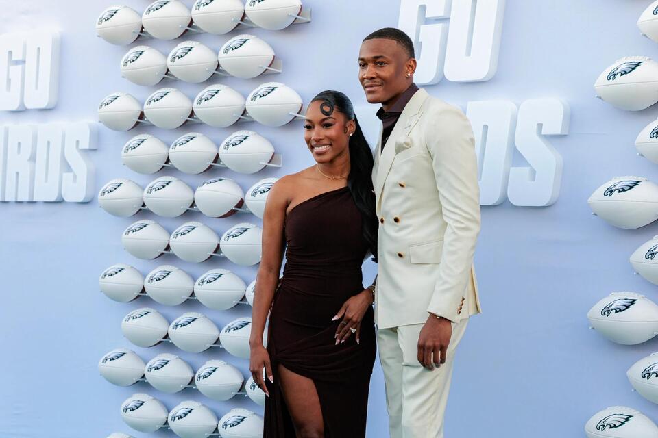 DeVonta Smith and his fiancée step up to lift the spirits of an Eagles ...