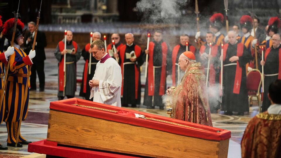 Catholic faithful pay their final respects to Pope Francis in St. Peter ...