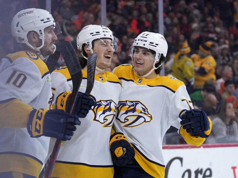 Philip Tomasino scores twice, Predators beat Flyers 4-2