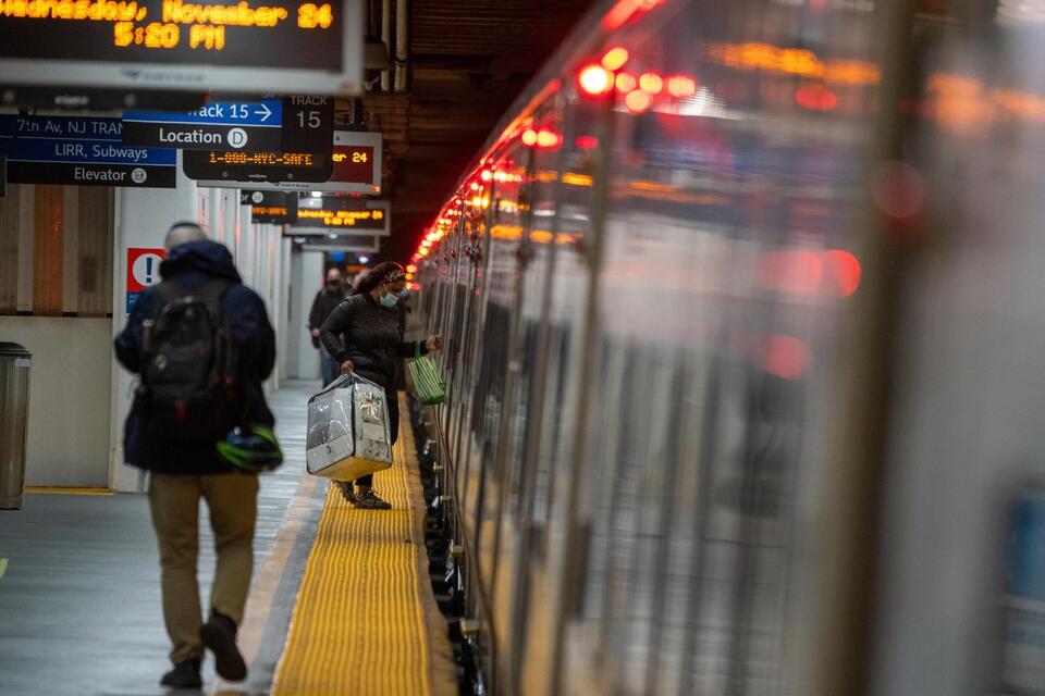 Man slashed in face with box cutter on LIRR train at Queens station ...