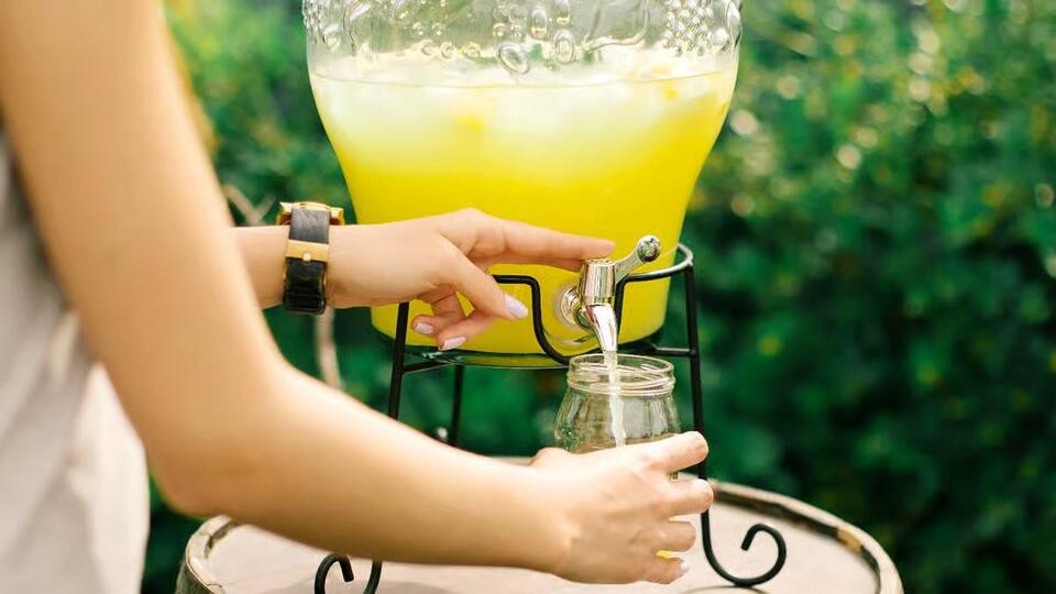 Boy’s $22 lemonade stand cancer fundraiser gets $100k donation after ...