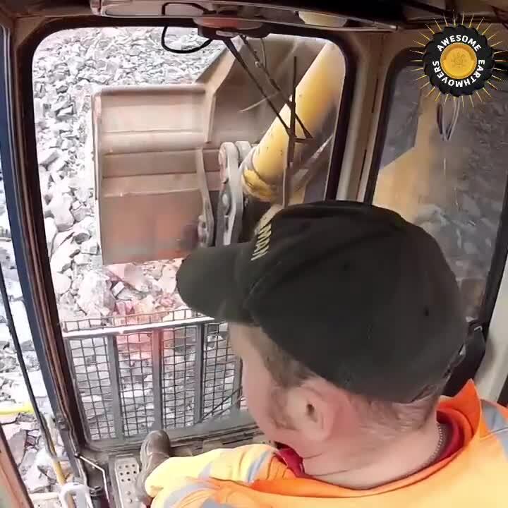 The Norwegian manufactured Broyt D100T loading an Aveling Barford truck ...