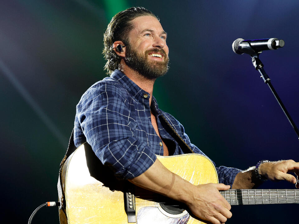 Watch Riley Green Get Adorable Assist Singing “Mississippi or Me” From ...