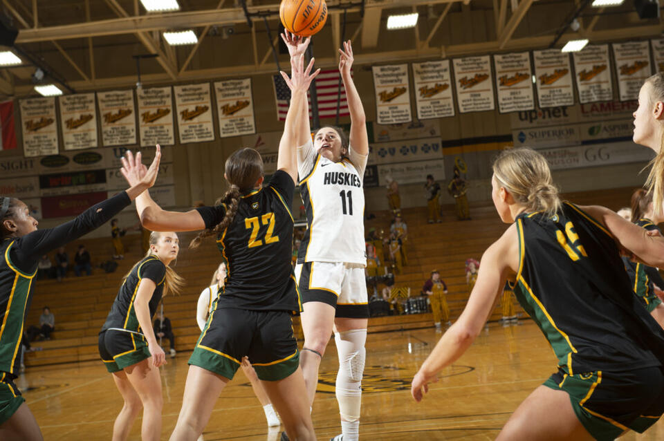 Huskies women’s basketball bounces back with defensive effort in win ...