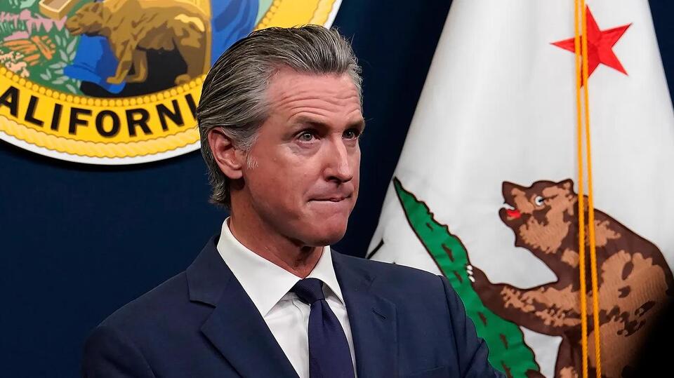 Newsom tweaks Trump over UN escalator - NewsBreak