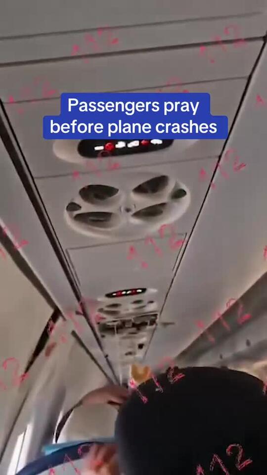 Terrifying video shows passengers praying just before their plane ...