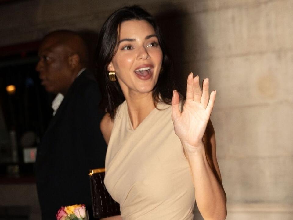 The Anti-Trend Dress Style Kendall, Laura, and Hailey Love Is All Over ...