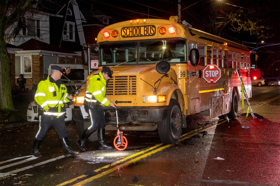 Hit-and-run driver slams into 4 young kids, pins mom under school bus ...