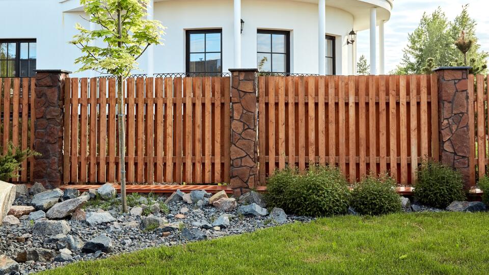 Woman Transforms Ugly Fence Into Gorgeous Masterpiece with a Few Simple ...