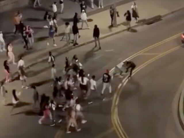 VIDEO: Violent fight breaks out as police respond to 300+ teens at The ...