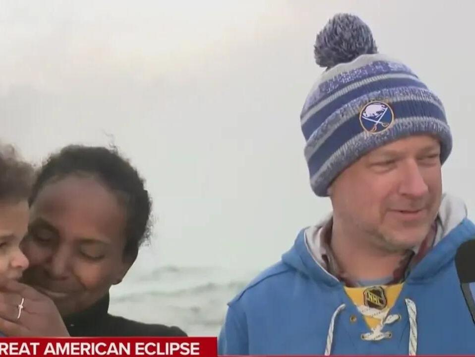 Eclipse Proposal Love In The Air During Total Solar Eclipse 