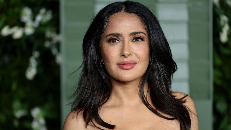 Salma Hayek’s Christmas Tree Decorations Reveal a Major Color Trend for ...