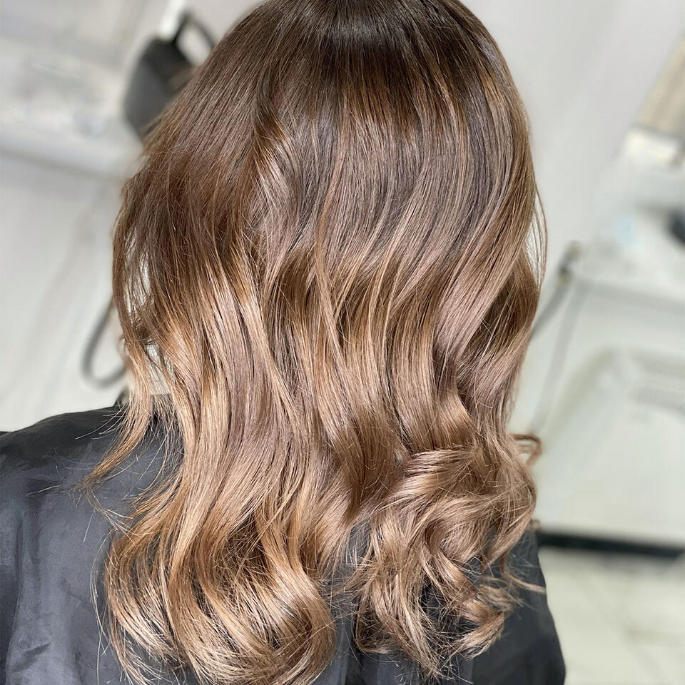 Stylists Share 11 Flattering Face-Framing Haircuts For Women Over 40 ...