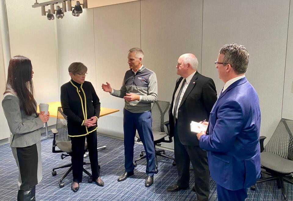 American Airlines CEO, Kan. elected officials show support for crash ...