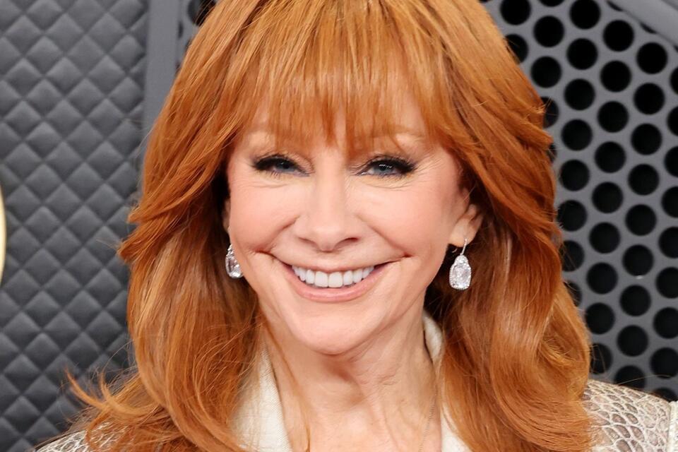 Reba Remembering Brandon Blackstock in Grammys Performance - NewsBreak