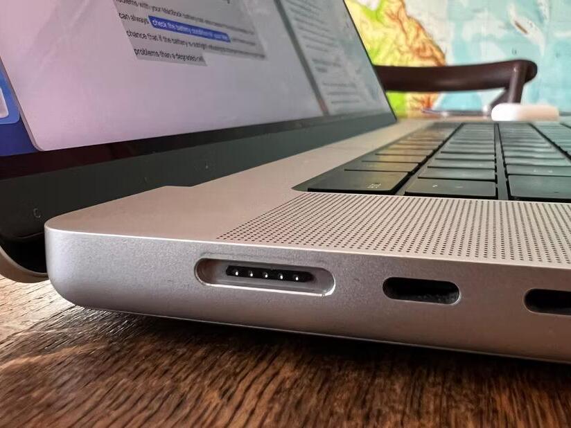 8 Tricks I Use to Keep My MacBook Clean (Without Damaging It)