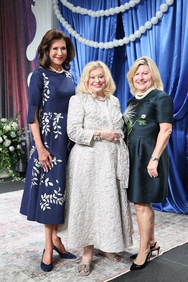 Tom Selleck Proves He’s Still Dreamy at Age 80, With Female Fans ...