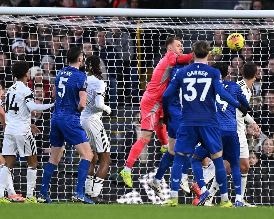 Everton win battle of own goals with Fulham thanks to Leno’s late ...