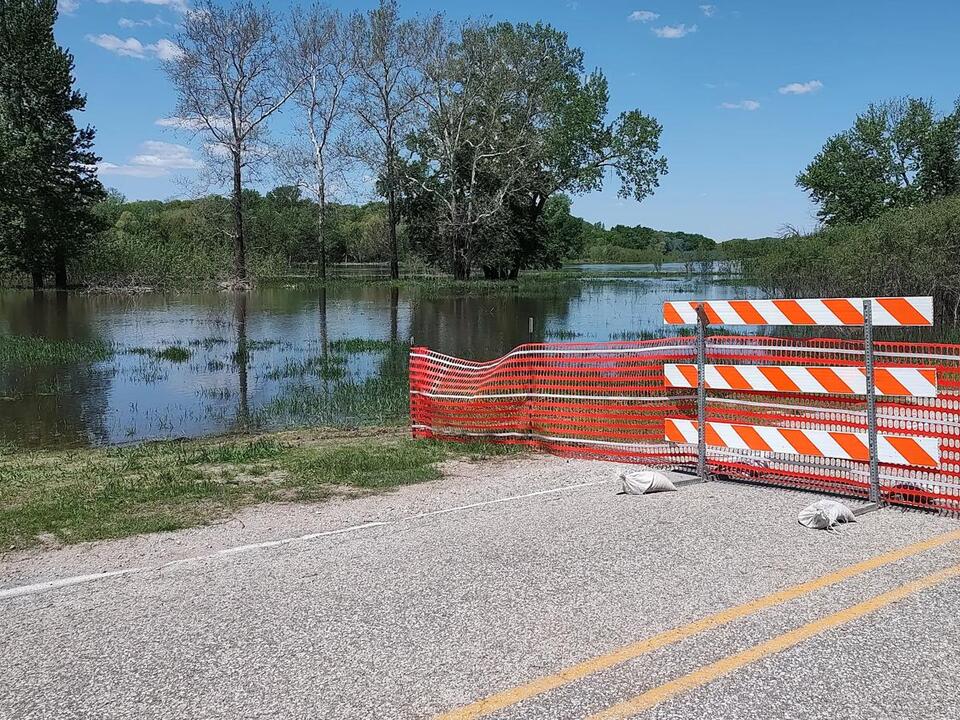 Des Moines River flooding has closed Canyon Drive and other entrances ...