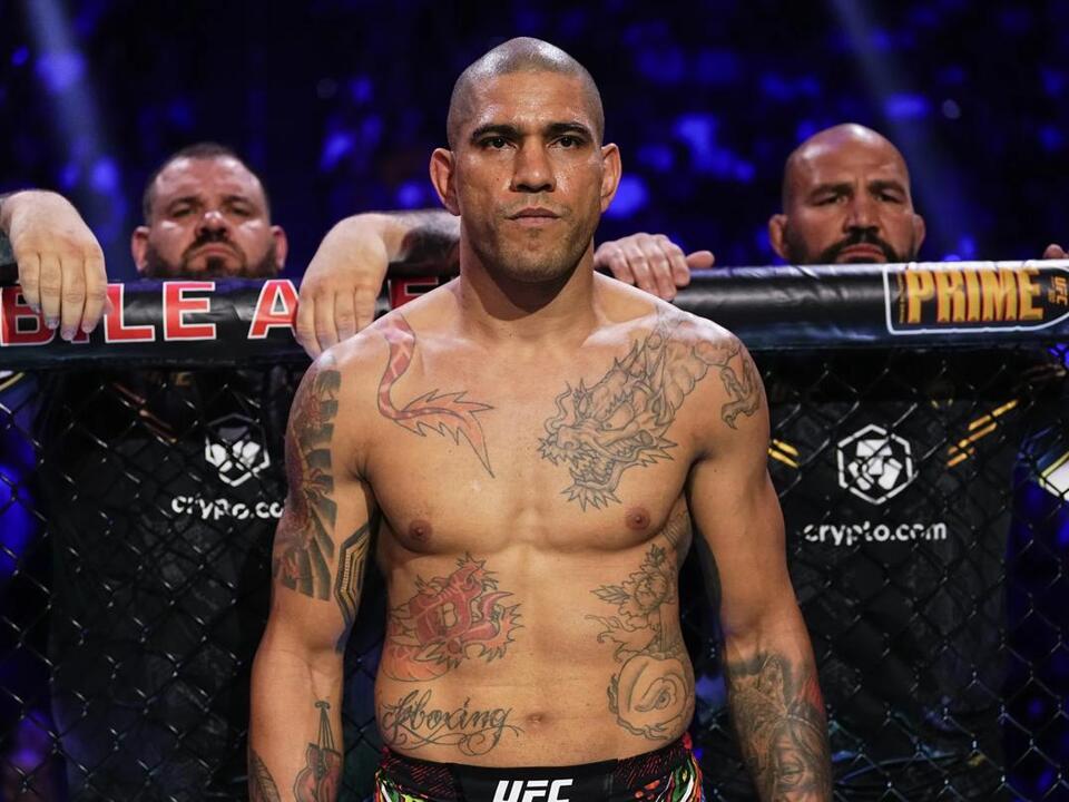 Alex Pereira releases footage of broken toe 2 weeks before UFC 300