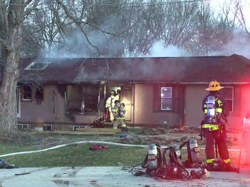 13Raw: Scene video of early morning house fire on east edge of Des Moines