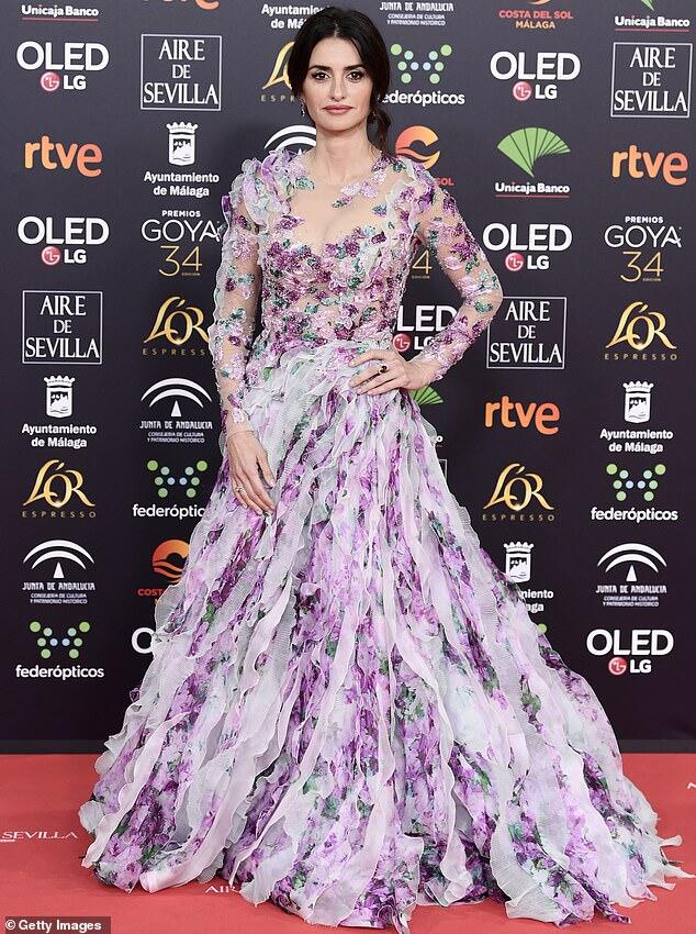 Penelope Cruz, 46, reveals she started smoking because her movie ...