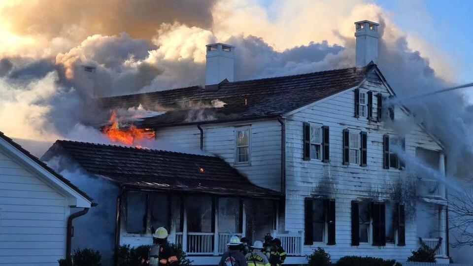 Beaufort fire crews respond to structure fire along Front Street ...
