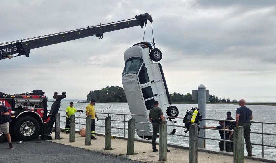 Driver Reportedly Escapes, Leaves After Van Submerged in Massey’s Ditch ...