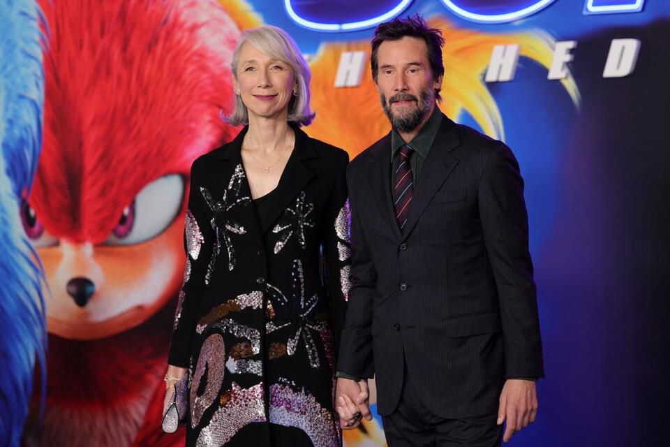 Keanu Reeves and His Girlfriend Enjoy Romantic Ice Skating Date in NYC ...