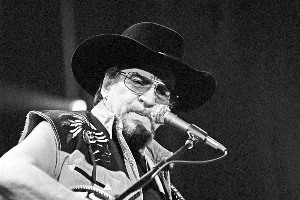 20 Essential Waylon Jennings Songs - NewsBreak