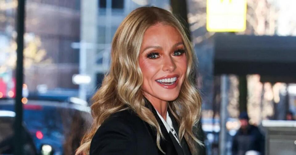 Kelly Ripa Says 'This Job' Holds Her Back 'a Lot' After Asking Oprah ...