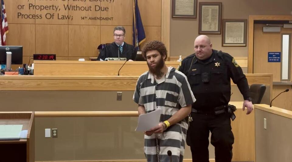 Man gets prison time for stabbing 2 police officers, using toddler son ...