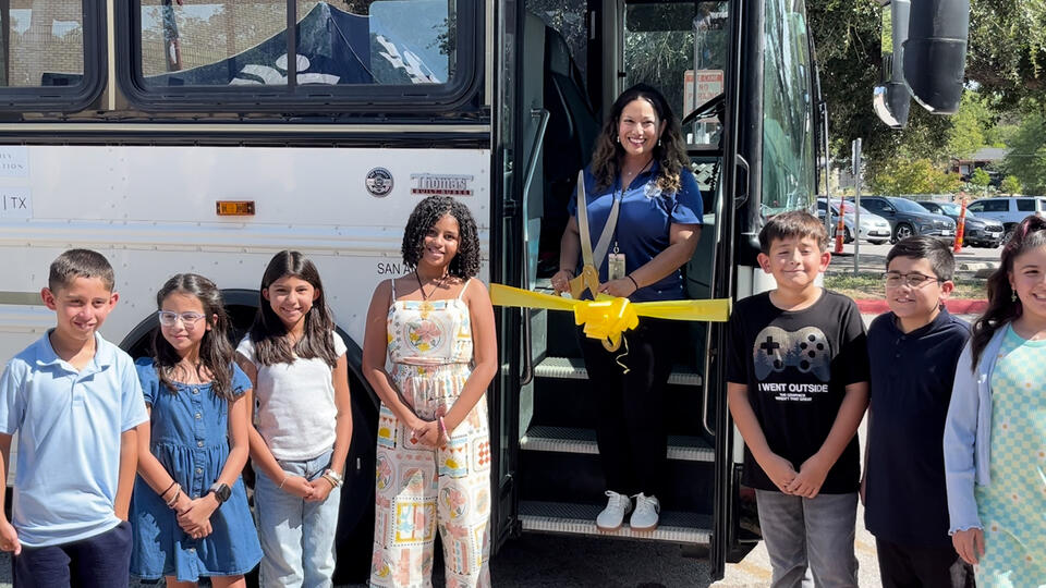 Voyager STEM Bus brings high-tech learning to San Antonio ISD students ...