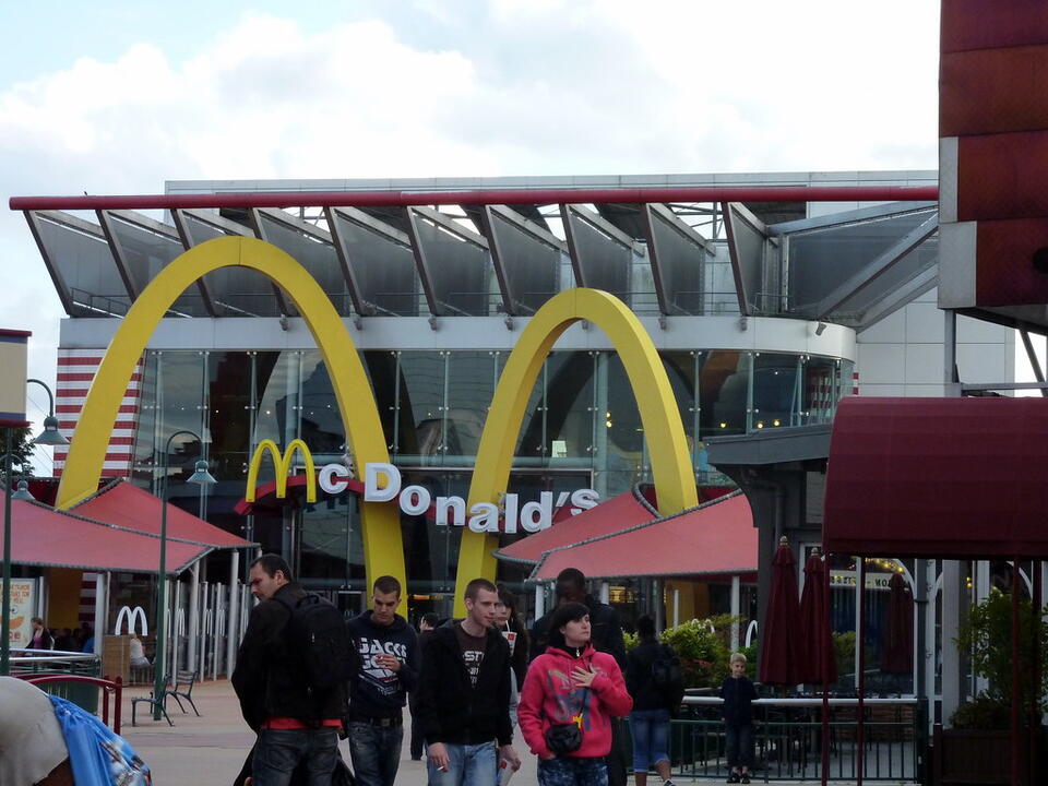 McDonald’s Introduces Strict New Door Controls and a “McBouncer” System ...
