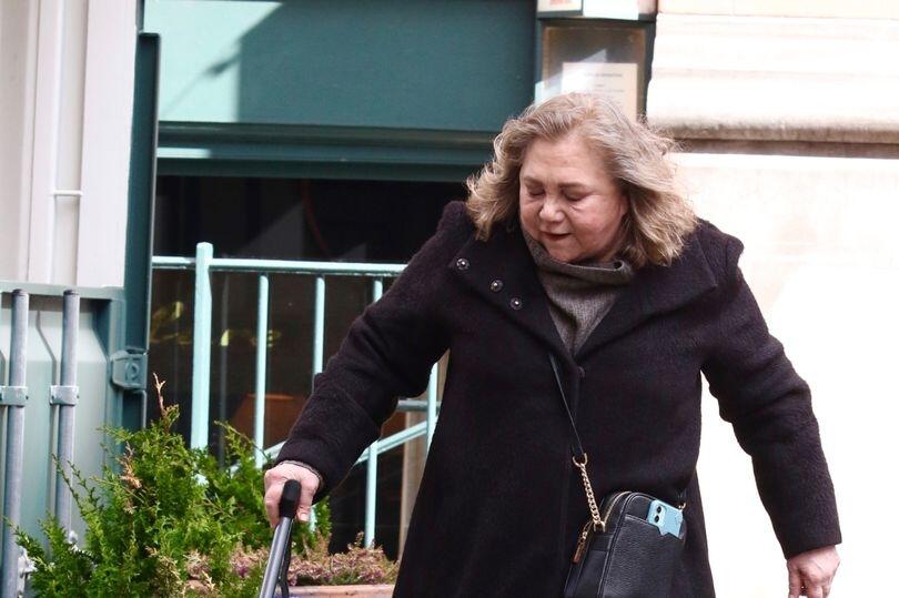Hollywood actress Kathleen Turner unrecognizable as she's seen with ...