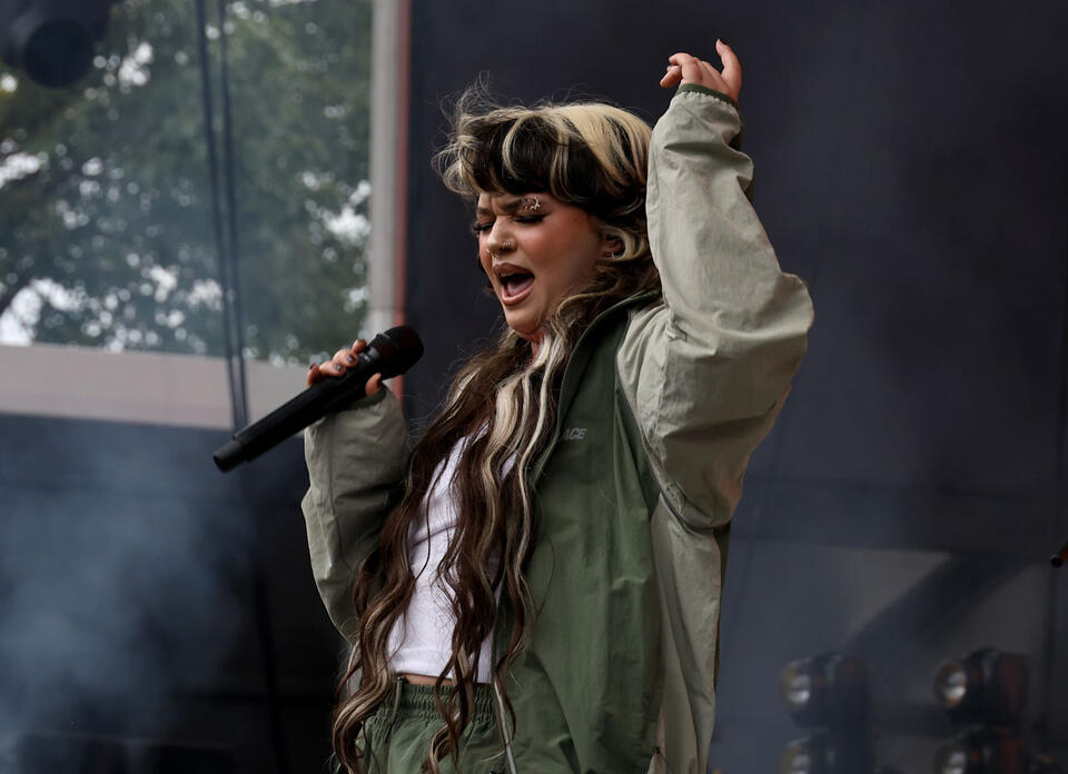 Singer Lola Young, Known For Her Song ‘Messy,’ Collapses On Stage ...