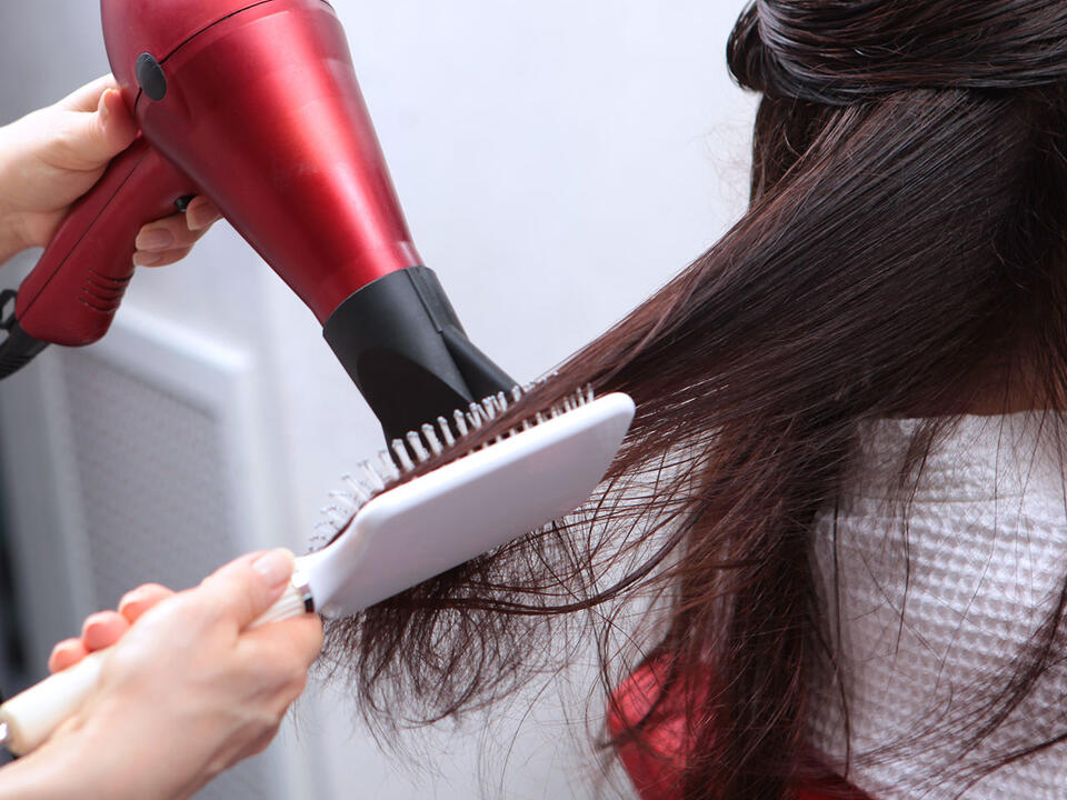 Flat Hair After 40? Stylists Share 9 Flattering Haircuts To Try For ...