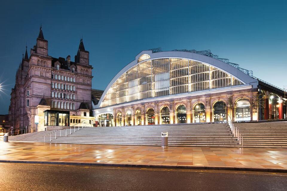 Commuter chaos hits north-west after Manchester-Liverpool train line ...