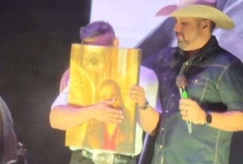 Jesse Turner Performs Emotional ‘Mama’ Days After Moms Passing - NewsBreak