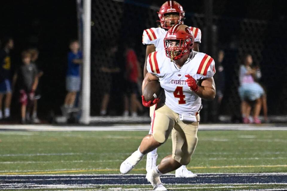 Everett football seniors suit up for one last time as scholastic ...