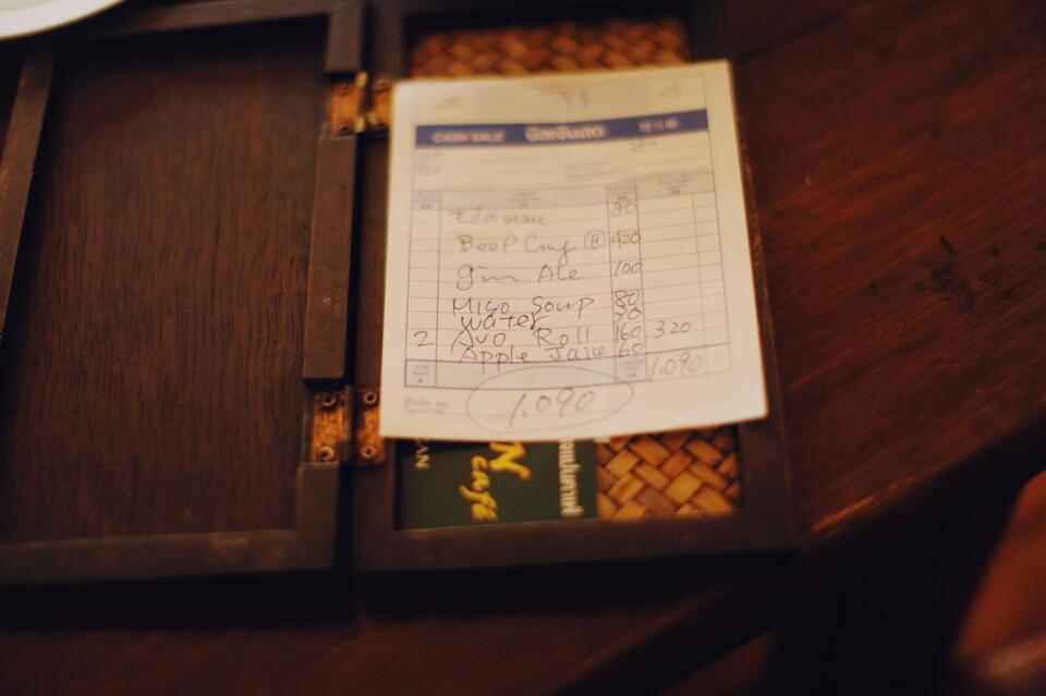 Server Hands Back $5 Tip After Table Runs Up $140 Bill, Igniting New ...